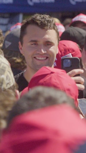 Le phénomène Charlie Kirk, influenceur pro-Trump aux É.-U. | Brève ...