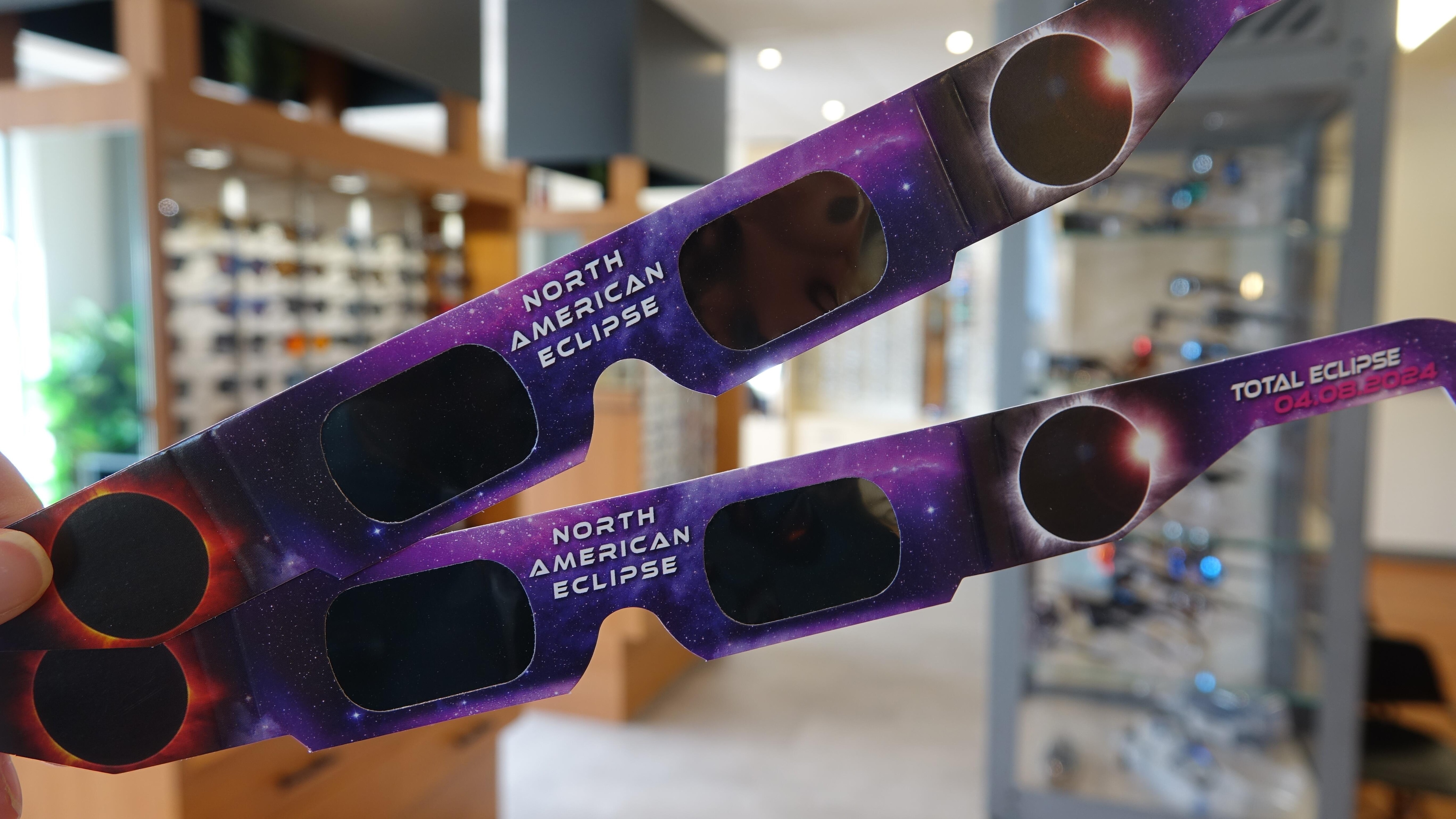 Les Madelinots se préparent à observer l'éclipse | Le téléjournal Est ...