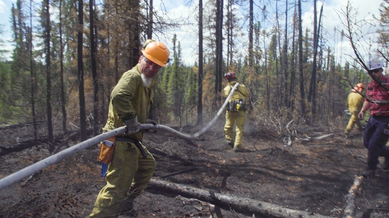 Trois jours avec les pompiers forestiers de la SOPFEU | Radio-Canada